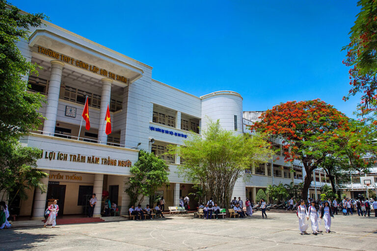 Top 10 trường THPT điểm cao và tốt TPHCM 2025