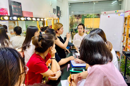 Giá học makeup cá nhân bao nhiêu? có nên học makeup không?